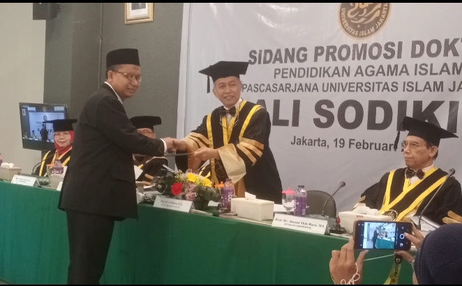 Ulama Banten, KH Ali Sodikin Raih Gelar Doktor PAI usai paparkan Metode ...